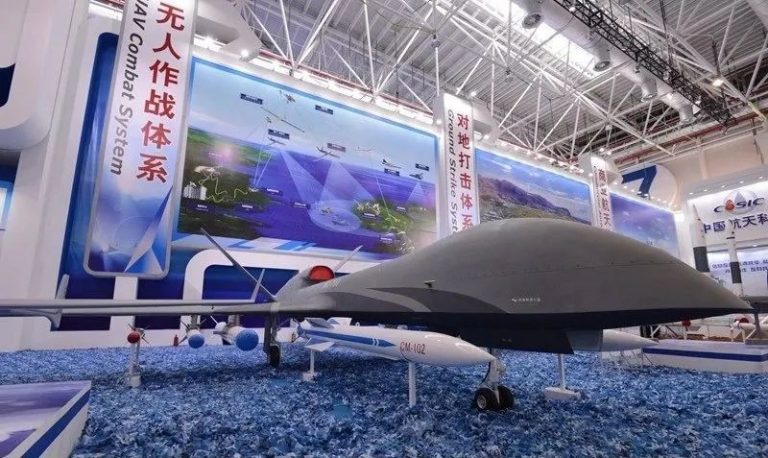 Drone militar de alta altitude e velocidade da China, WJ-700, realiza ...