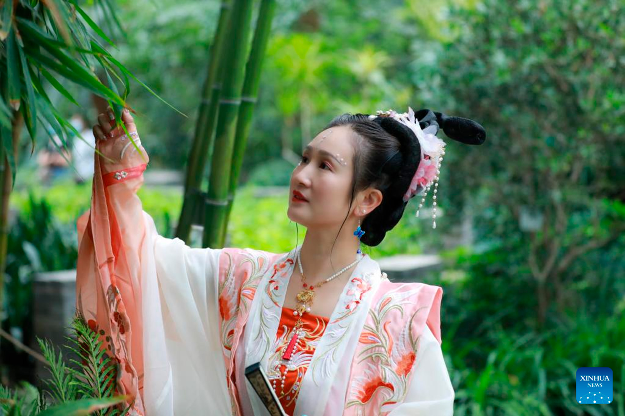 Turistas chineses apreciam experiências imersivas na moda tradicional ...