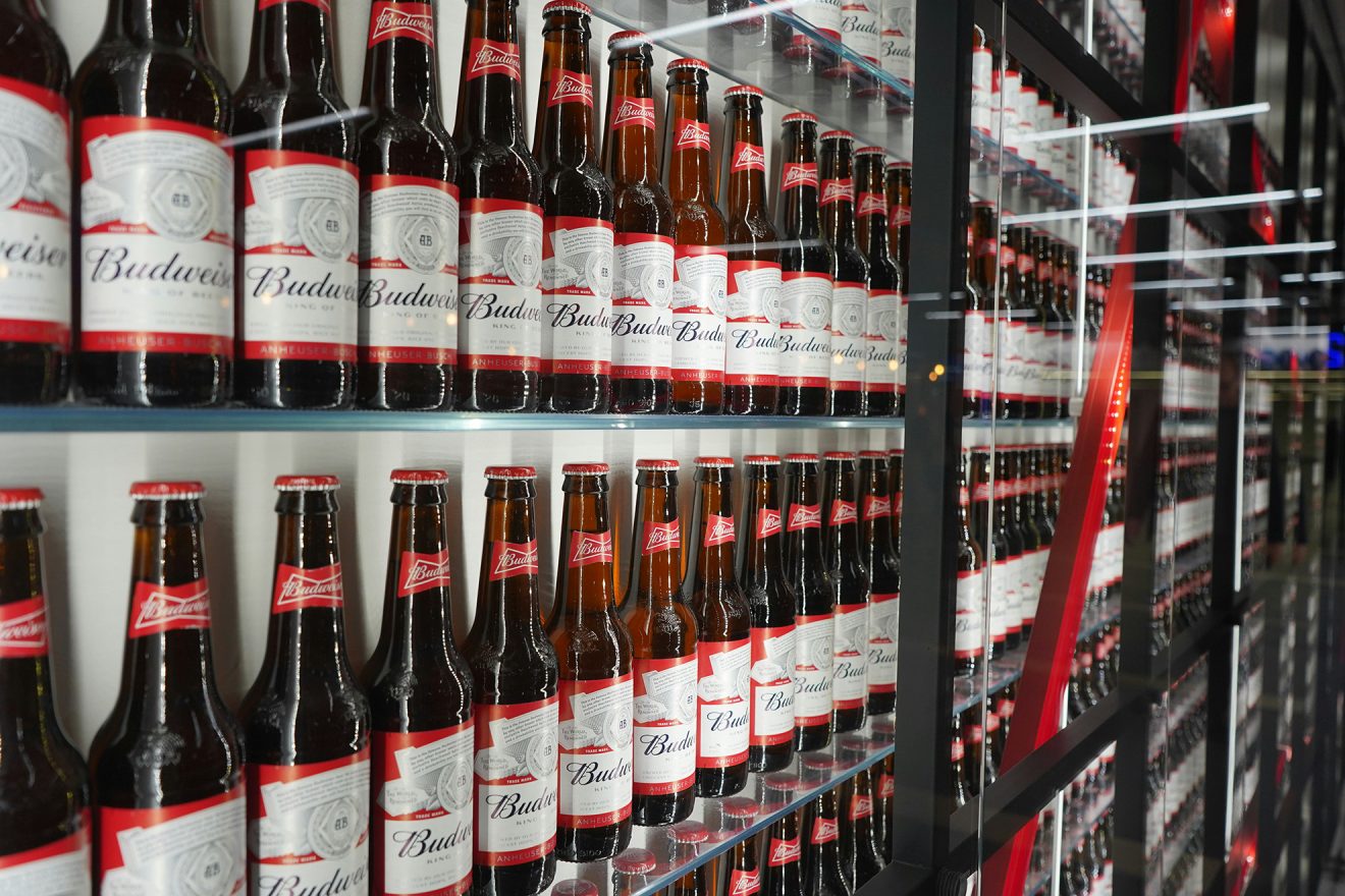Ações da Budweiser APAC disparam após anúncio de primeira troca de CEO ...